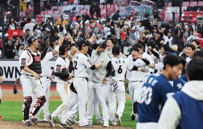 프로야구 kt wiz 2년 만에 한국시리즈 진출…7일 LG트윈스와 1차전 | 서울특별시 미디어재단 TBS